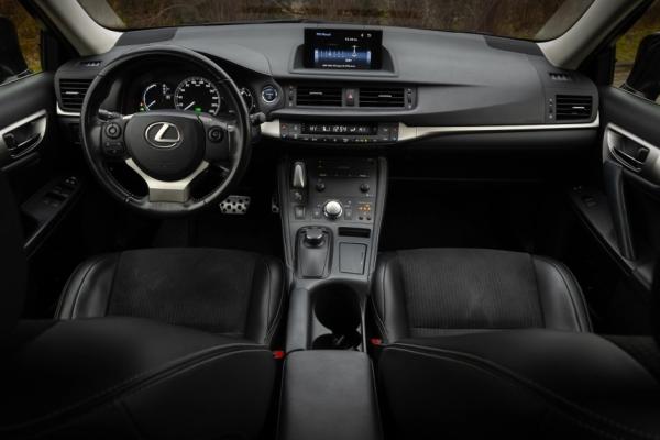 Lexus CT 2016 in Riga, with an engine capacity of 1.80 L and mileage of 107 thousand km for 13990 €, photo 10 on AUTOMOTO.COM.LV