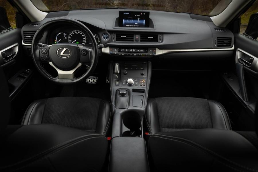 Lexus CT 2016 in Riga, with an engine capacity of 1.80 L and mileage of 107 thousand km for 13990 €, photo 11 on AUTOMOTO.COM.LV