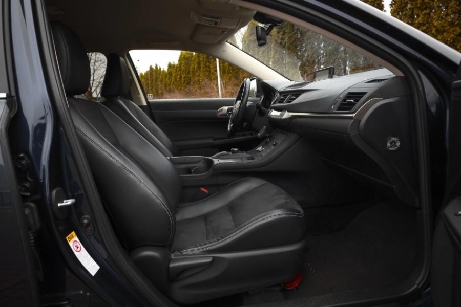 Lexus CT 2016 in Riga, with an engine capacity of 1.80 L and mileage of 107 thousand km for 13990 €, photo 15 on AUTOMOTO.COM.LV