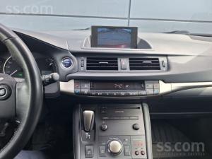 Red Lexus CT 2014 in Riga, with an engine capacity of 1.80 L and mileage of 85 thousand km for 11900 €, photo 7 on AUTOMOTO.COM.LV
