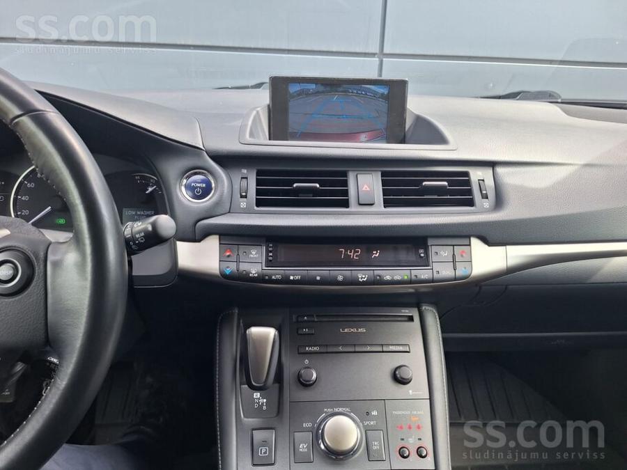 Red Lexus CT 2014 in Riga, with an engine capacity of 1.80 L and mileage of 85 thousand km for 11900 €, photo 7 on AUTOMOTO.COM.LV