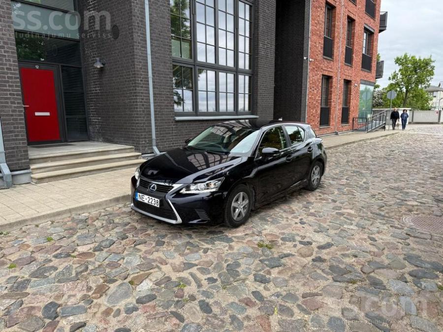 Violet Lexus CT 2014 in Riga, with an engine capacity of 1.80 L and mileage of 207 thousand km for 11700 €, photo 1 on AUTOMOTO.COM.LV