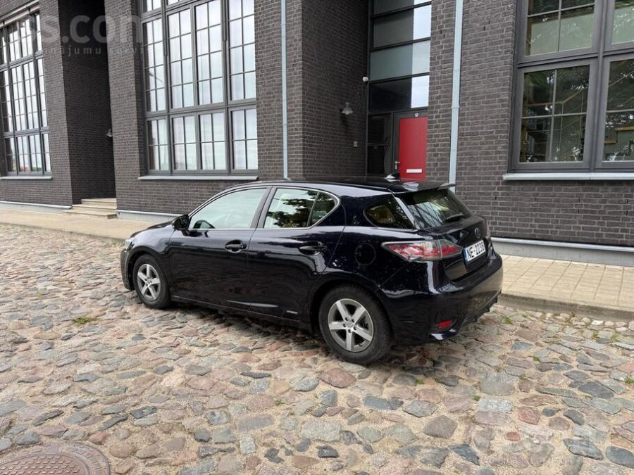 Violet Lexus CT 2014 in Riga, with an engine capacity of 1.80 L and mileage of 207 thousand km for 11700 €, photo 3 on AUTOMOTO.COM.LV