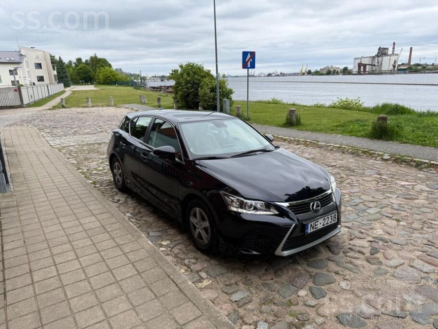 Violet Lexus CT 2014 in Riga, with an engine capacity of 1.80 L and mileage of 207 thousand km for 11700 €, photo 4 on AUTOMOTO.COM.LV