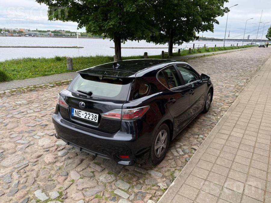 Violet Lexus CT 2014 in Riga, with an engine capacity of 1.80 L and mileage of 207 thousand km for 11700 €, photo 5 on AUTOMOTO.COM.LV
