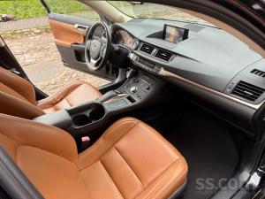 Violet Lexus CT 2014 in Riga, with an engine capacity of 1.80 L and mileage of 207 thousand km for 11700 €, photo 8 on AUTOMOTO.COM.LV