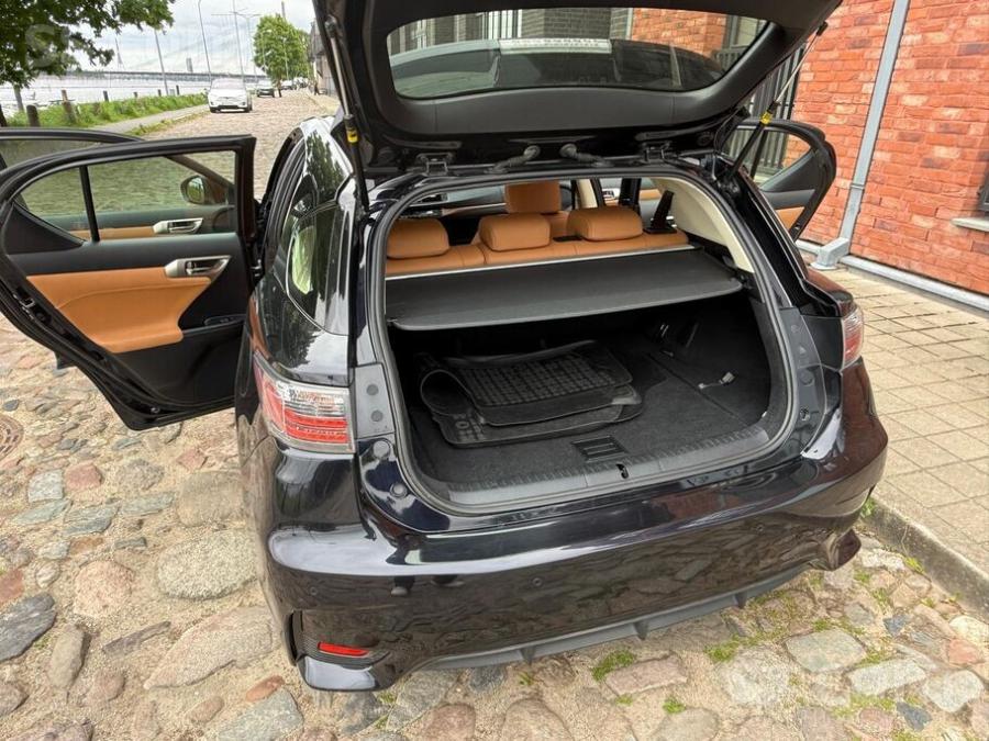 Violet Lexus CT 2014 in Riga, with an engine capacity of 1.80 L and mileage of 207 thousand km for 11700 €, photo 9 on AUTOMOTO.COM.LV