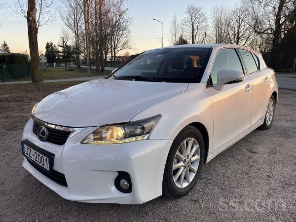 White Lexus CT 2011 in Riga, with an engine capacity of 1.80 L and mileage of 278 thousand km for 8790 €, photo 1 on AUTOMOTO.COM.LV