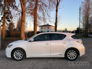 White Lexus CT 2011 in Riga, with an engine capacity of 1.80 L and mileage of 278 thousand km for 8790 €, photo 2 on AUTOMOTO.COM.LV