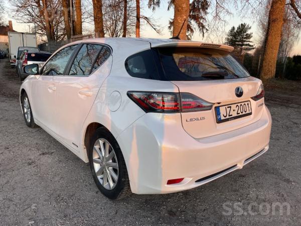 White Lexus CT 2011 in Riga, with an engine capacity of 1.80 L and mileage of 278 thousand km for 8790 €, photo 3 on AUTOMOTO.COM.LV