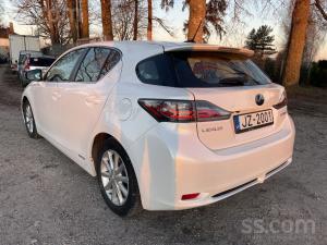 White Lexus CT 2011 in Riga, with an engine capacity of 1.80 L and mileage of 278 thousand km for 8790 €, photo 3 on AUTOMOTO.COM.LV