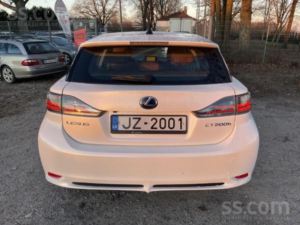 White Lexus CT 2011 in Riga, with an engine capacity of 1.80 L and mileage of 278 thousand km for 8790 €, photo 4 on AUTOMOTO.COM.LV