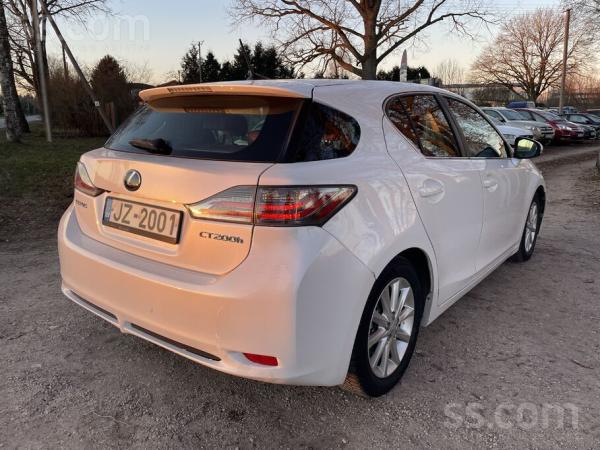 White Lexus CT 2011 in Riga, with an engine capacity of 1.80 L and mileage of 278 thousand km for 8790 €, photo 5 on AUTOMOTO.COM.LV