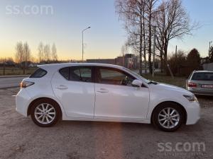 White Lexus CT 2011 in Riga, with an engine capacity of 1.80 L and mileage of 278 thousand km for 8790 €, photo 6 on AUTOMOTO.COM.LV