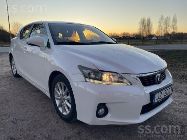 White Lexus CT 2011 in Riga, with an engine capacity of 1.80 L and mileage of 278 thousand km for 8790 €, photo 7 on AUTOMOTO.COM.LV