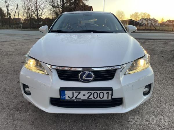 White Lexus CT 2011 in Riga, with an engine capacity of 1.80 L and mileage of 278 thousand km for 8790 €, photo 8 on AUTOMOTO.COM.LV