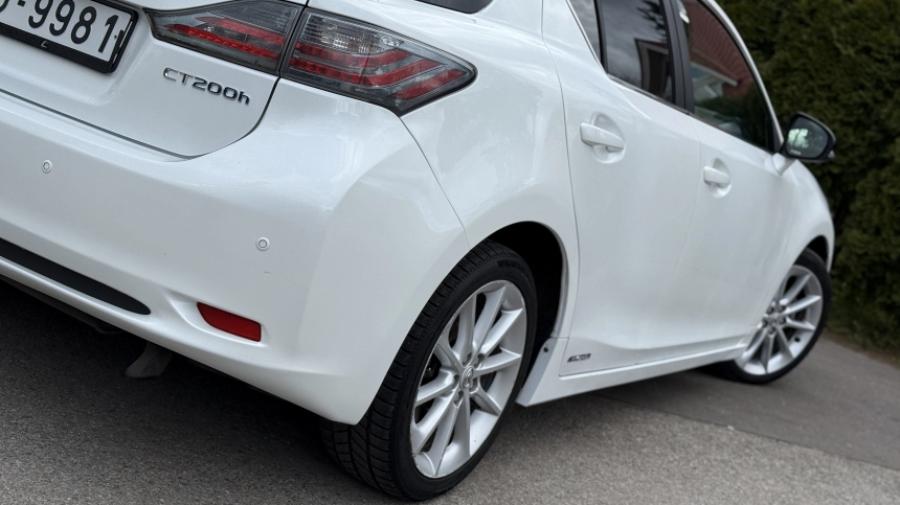 Balts Lexus CT 2011 Rīga, ar dzinēja tilpumu 1.80 L un nobraukumu 216 tūkst. km par 8150 €, foto 15 vietnē AUTOMOTO.COM.LV
