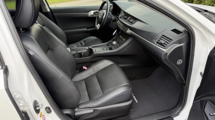 Balts Lexus CT 2011 Rīga, ar dzinēja tilpumu 1.80 L un nobraukumu 216 tūkst. km par 8150 €, foto 18 vietnē AUTOMOTO.COM.LV