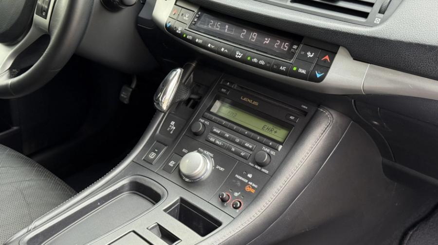 Balts Lexus CT 2011 Rīga, ar dzinēja tilpumu 1.80 L un nobraukumu 216 tūkst. km par 8150 €, foto 20 vietnē AUTOMOTO.COM.LV