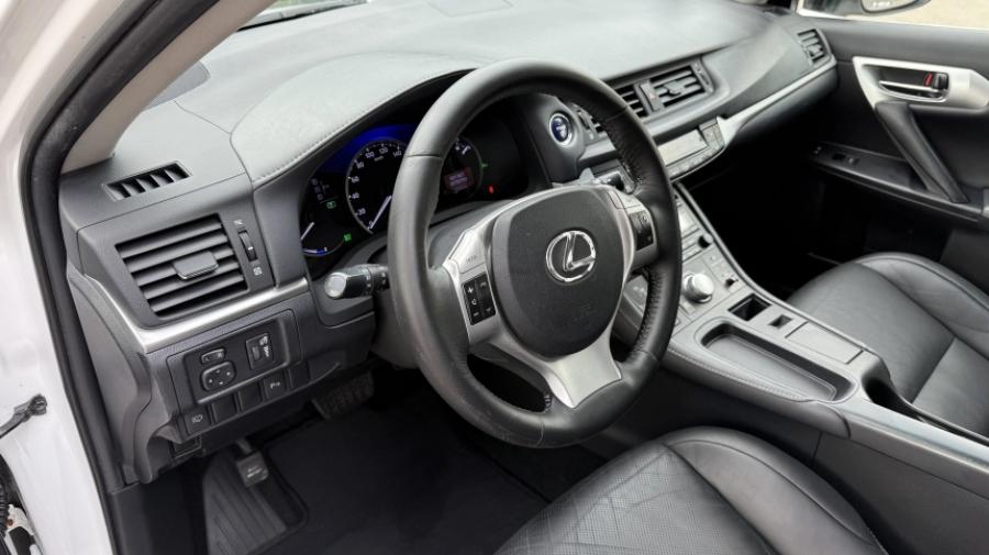 Balts Lexus CT 2011 Rīga, ar dzinēja tilpumu 1.80 L un nobraukumu 216 tūkst. km par 8150 €, foto 25 vietnē AUTOMOTO.COM.LV