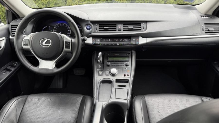 Balts Lexus CT 2011 Rīga, ar dzinēja tilpumu 1.80 L un nobraukumu 216 tūkst. km par 8150 €, foto 28 vietnē AUTOMOTO.COM.LV