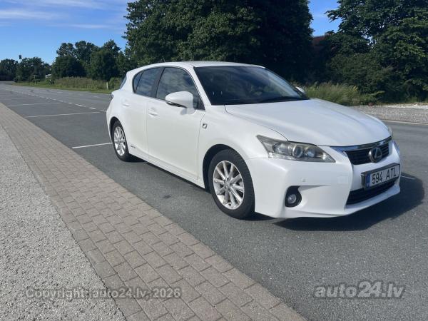 White Lexus CT 2011 in Tallinn, with an engine capacity of 1.80 L and mileage of 278 thousand km for 8200 €, photo 2 on AUTOMOTO.COM.LV