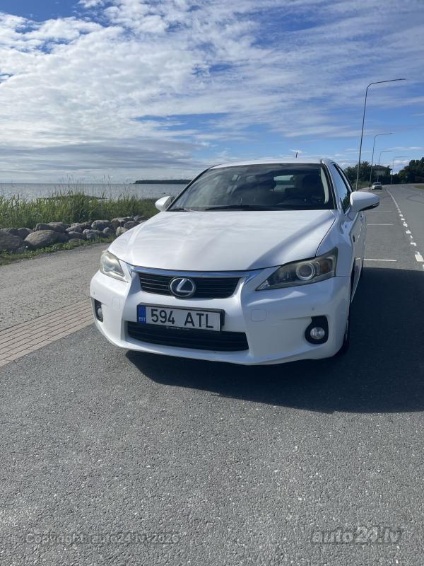 White Lexus CT 2011 in Tallinn, with an engine capacity of 1.80 L and mileage of 278 thousand km for 8200 €, photo 3 on AUTOMOTO.COM.LV