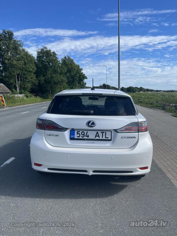White Lexus CT 2011 in Tallinn, with an engine capacity of 1.80 L and mileage of 278 thousand km for 8200 €, photo 4 on AUTOMOTO.COM.LV