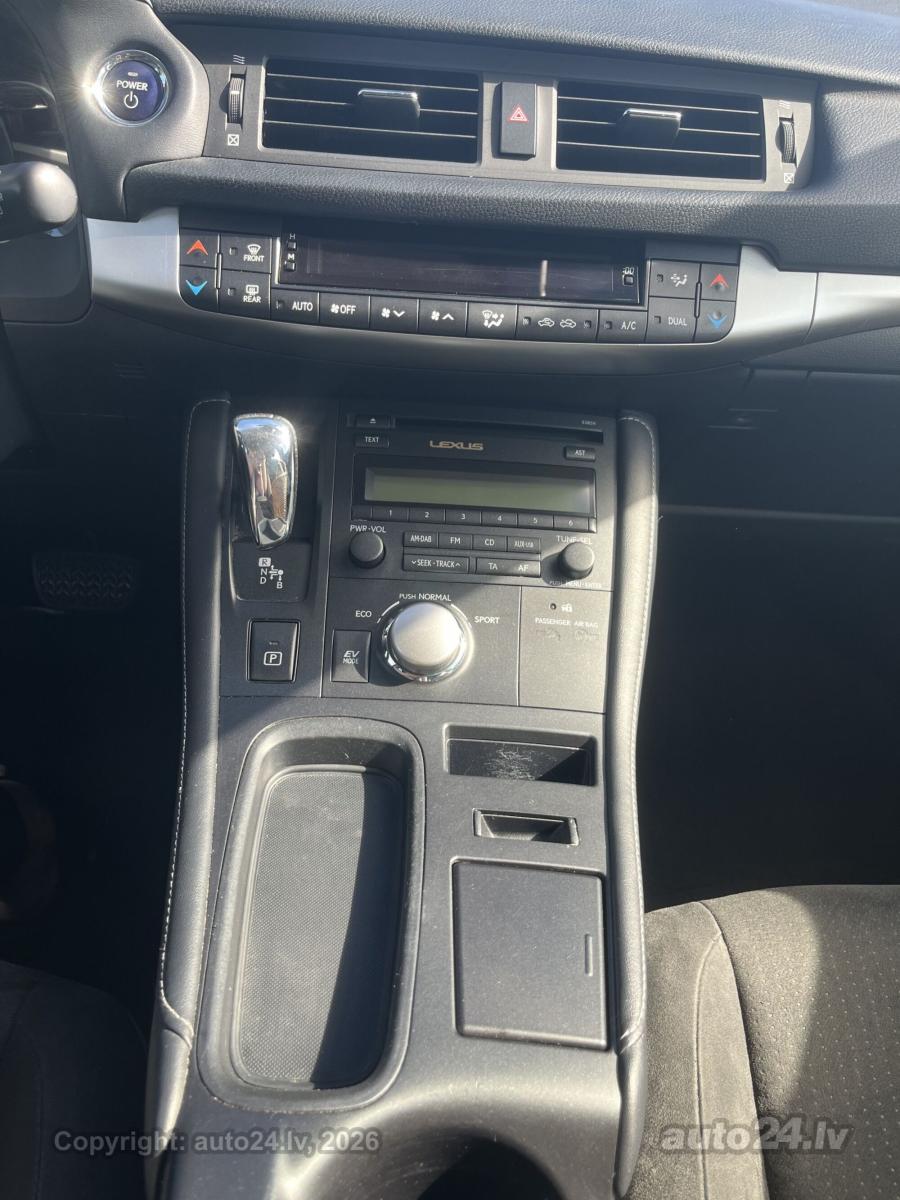 White Lexus CT 2011 in Tallinn, with an engine capacity of 1.80 L and mileage of 278 thousand km for 8200 €, photo 11 on AUTOMOTO.COM.LV