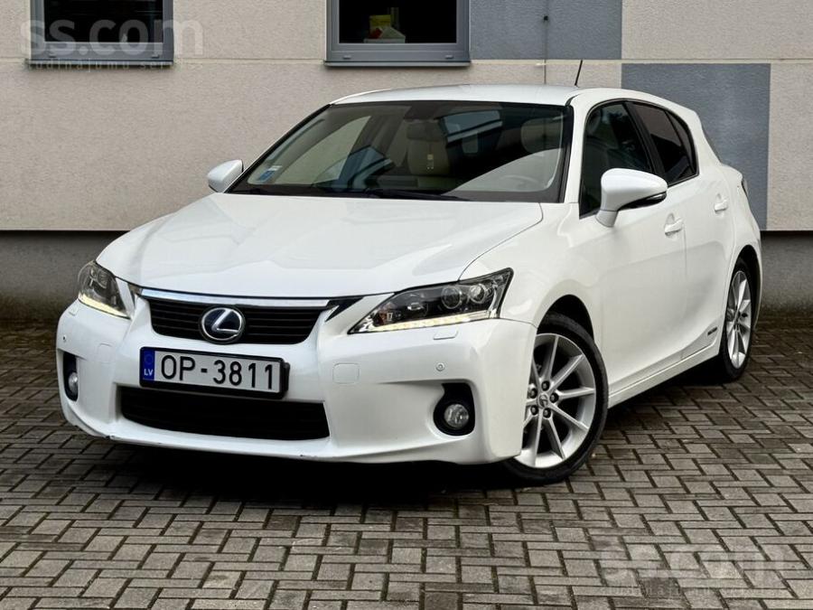 White Lexus CT 2011 in Jelgava, with an engine capacity of 1.80 L and mileage of 260 thousand km for 7950 €, photo 1 on AUTOMOTO.COM.LV