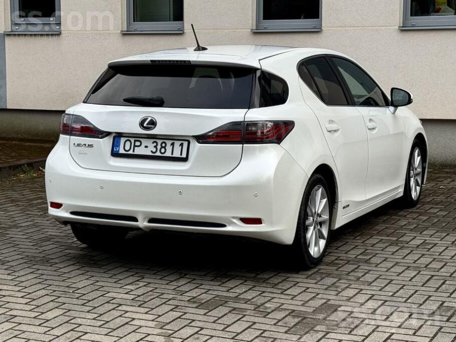 White Lexus CT 2011 in Jelgava, with an engine capacity of 1.80 L and mileage of 260 thousand km for 7950 €, photo 4 on AUTOMOTO.COM.LV