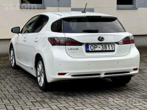 White Lexus CT 2011 in Jelgava, with an engine capacity of 1.80 L and mileage of 260 thousand km for 7950 €, photo 5 on AUTOMOTO.COM.LV