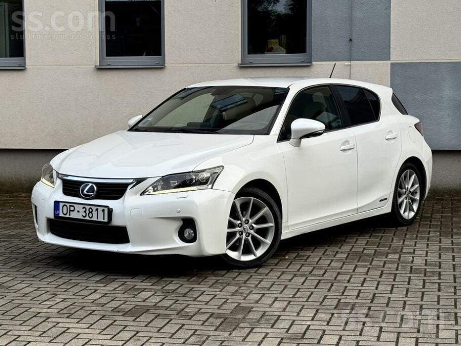 White Lexus CT 2011 in Jelgava, with an engine capacity of 1.80 L and mileage of 260 thousand km for 7950 €, photo 6 on AUTOMOTO.COM.LV