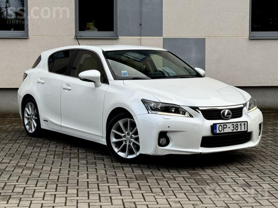 White Lexus CT 2011 in Jelgava, with an engine capacity of 1.80 L and mileage of 260 thousand km for 7950 €, photo 7 on AUTOMOTO.COM.LV