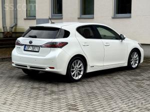 White Lexus CT 2011 in Jelgava, with an engine capacity of 1.80 L and mileage of 260 thousand km for 7950 €, photo 8 on AUTOMOTO.COM.LV