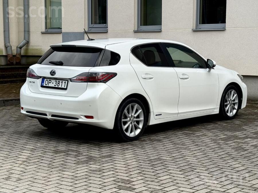 White Lexus CT 2011 in Jelgava, with an engine capacity of 1.80 L and mileage of 260 thousand km for 7950 €, photo 8 on AUTOMOTO.COM.LV