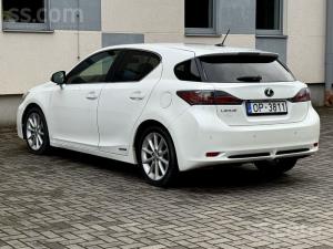 White Lexus CT 2011 in Jelgava, with an engine capacity of 1.80 L and mileage of 260 thousand km for 7950 €, photo 9 on AUTOMOTO.COM.LV