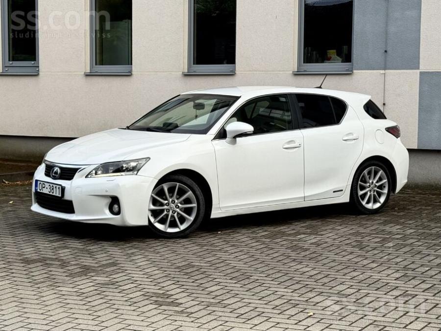 White Lexus CT 2011 in Jelgava, with an engine capacity of 1.80 L and mileage of 260 thousand km for 7950 €, photo 10 on AUTOMOTO.COM.LV