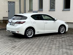 White Lexus CT 2011 in Jelgava, with an engine capacity of 1.80 L and mileage of 260 thousand km for 7950 €, photo 12 on AUTOMOTO.COM.LV
