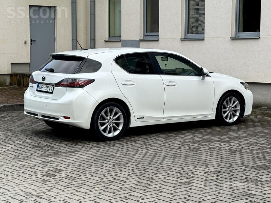 White Lexus CT 2011 in Jelgava, with an engine capacity of 1.80 L and mileage of 260 thousand km for 7950 €, photo 12 on AUTOMOTO.COM.LV
