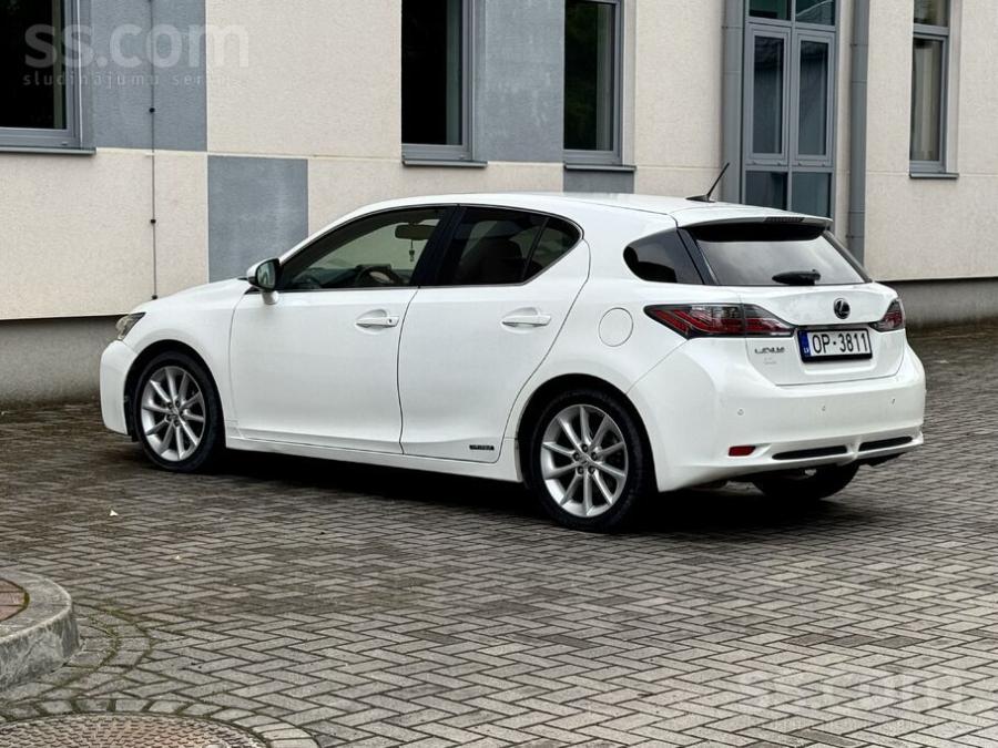 White Lexus CT 2011 in Jelgava, with an engine capacity of 1.80 L and mileage of 260 thousand km for 7950 €, photo 13 on AUTOMOTO.COM.LV