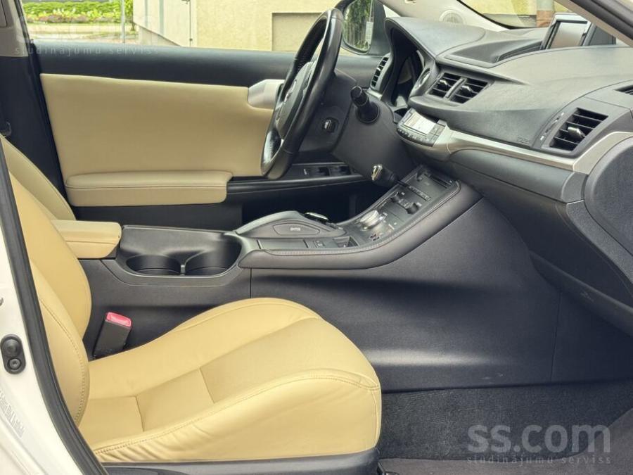 White Lexus CT 2011 in Jelgava, with an engine capacity of 1.80 L and mileage of 260 thousand km for 7950 €, photo 15 on AUTOMOTO.COM.LV