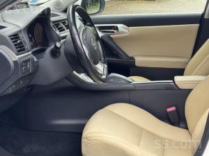 White Lexus CT 2011 in Jelgava, with an engine capacity of 1.80 L and mileage of 260 thousand km for 7950 €, photo 17 on AUTOMOTO.COM.LV