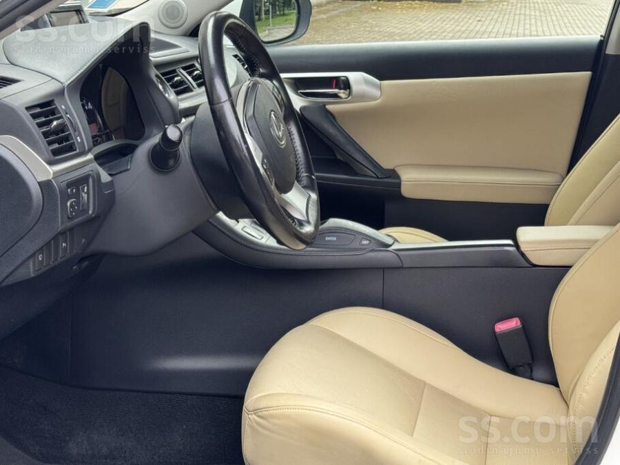 White Lexus CT 2011 in Jelgava, with an engine capacity of 1.80 L and mileage of 260 thousand km for 7950 €, photo 17 on AUTOMOTO.COM.LV