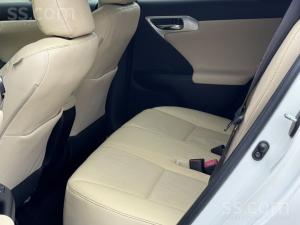 White Lexus CT 2011 in Jelgava, with an engine capacity of 1.80 L and mileage of 260 thousand km for 7950 €, photo 19 on AUTOMOTO.COM.LV