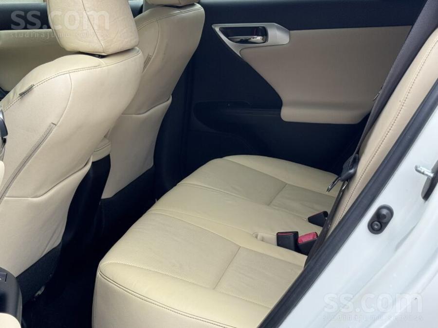 White Lexus CT 2011 in Jelgava, with an engine capacity of 1.80 L and mileage of 260 thousand km for 7950 €, photo 19 on AUTOMOTO.COM.LV