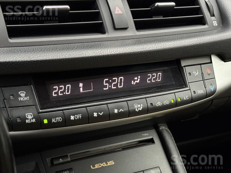 White Lexus CT 2011 in Jelgava, with an engine capacity of 1.80 L and mileage of 260 thousand km for 7950 €, photo 25 on AUTOMOTO.COM.LV