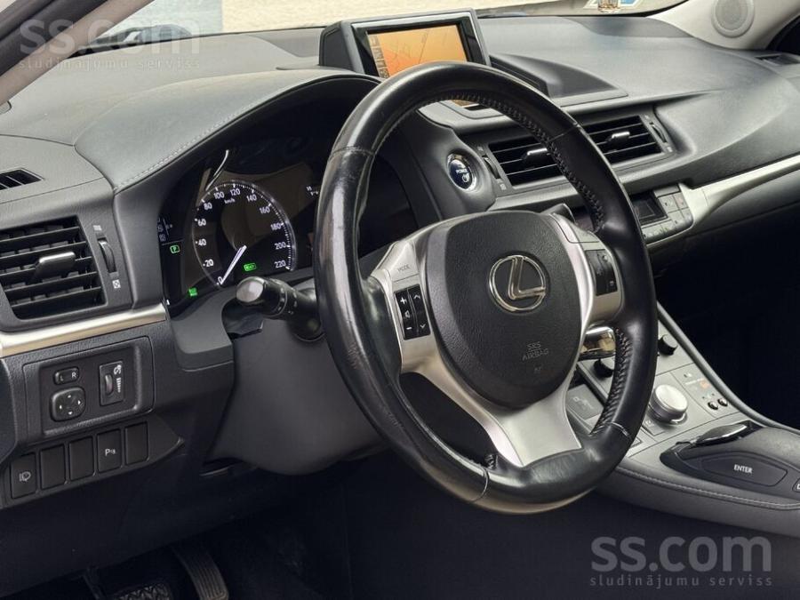 White Lexus CT 2011 in Jelgava, with an engine capacity of 1.80 L and mileage of 260 thousand km for 7950 €, photo 27 on AUTOMOTO.COM.LV