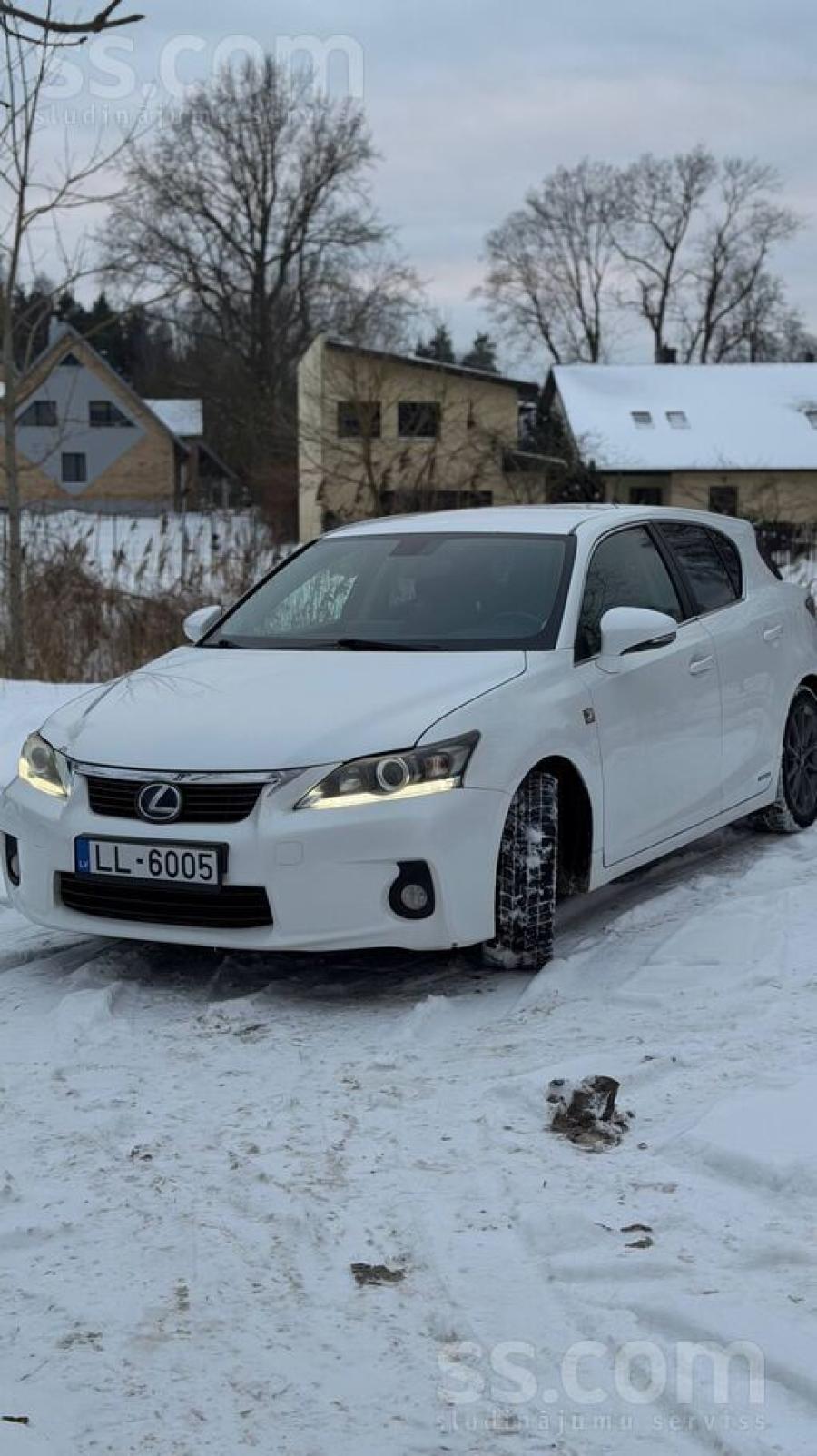 White Lexus CT 2012 in Riga, with an engine capacity of 1.80 L and mileage of 236 thousand km for 8000 €, photo 1 on AUTOMOTO.COM.LV