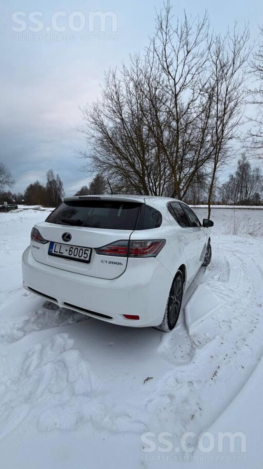 White Lexus CT 2012 in Riga, with an engine capacity of 1.80 L and mileage of 236 thousand km for 8000 €, photo 3 on AUTOMOTO.COM.LV